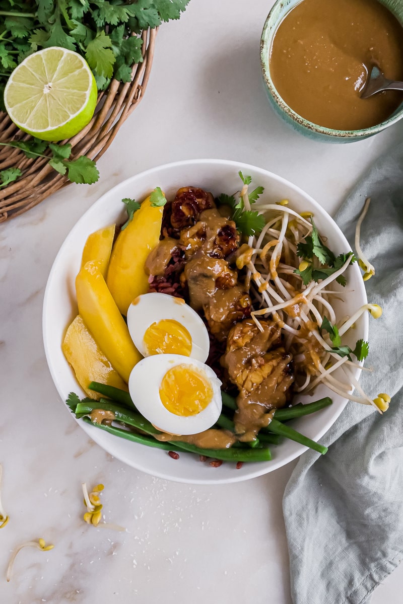 Gado Gado Bowl mit Tempeh und Erdnusssauce – twopotatoes.de