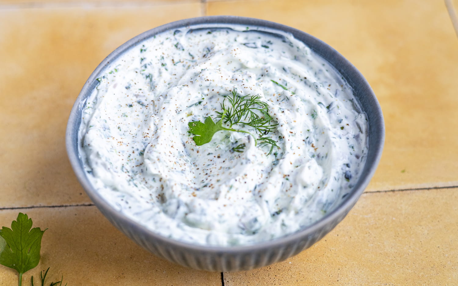Kräuterquark selber machen: Schnelles Grundrezept – twopotatoes.de
